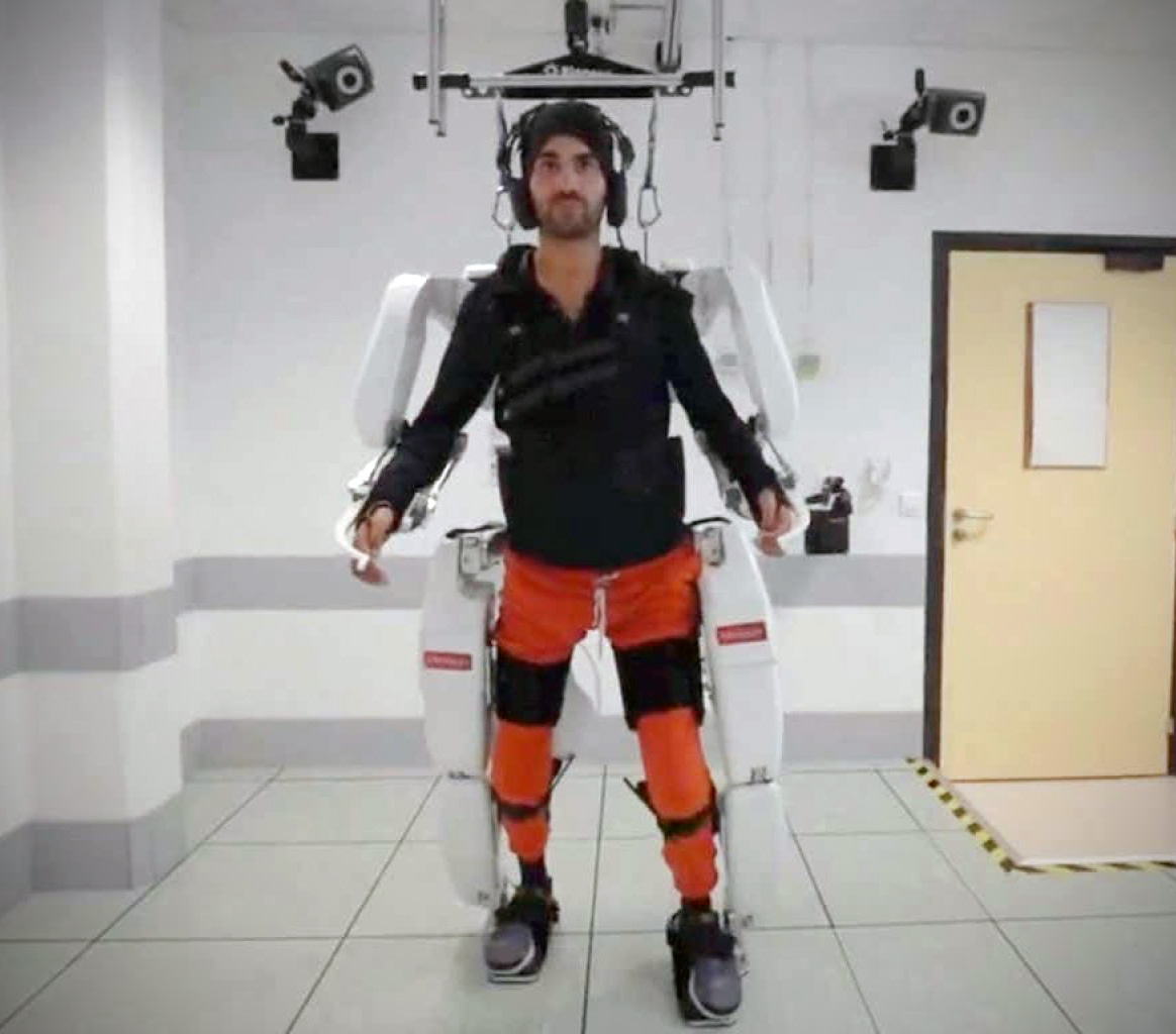 Brain-Controlled Exoskeleton Looks Like an Aliens Power Loader, Helps ...